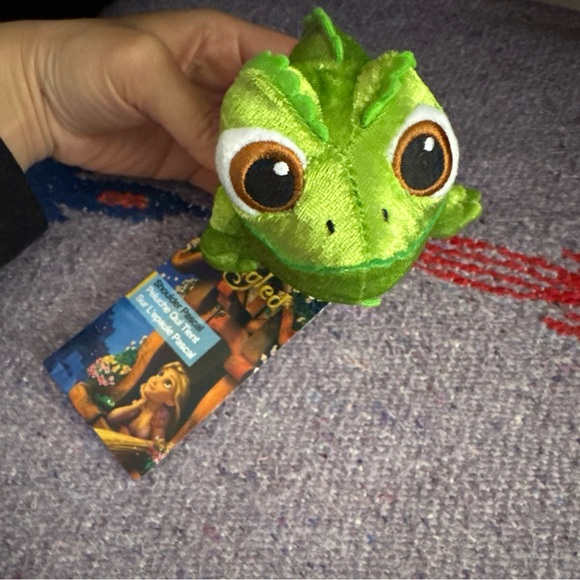 Disney | Toys | 225 Disney Parks Pascal Rapunzel Tangled Shoulder Pal ...